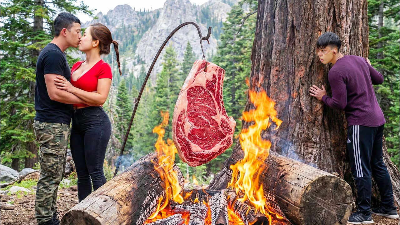 TREE-TRUNK FIRE STEAK | Wild Survival Cooking Shocks Everyone | Lý Thị ...