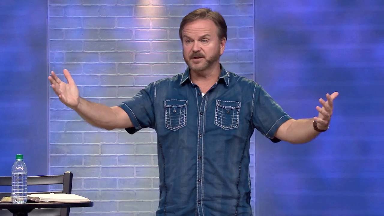 No puedes estar más cerca de Dios sin acercarte a sus hijos / Pastor ...