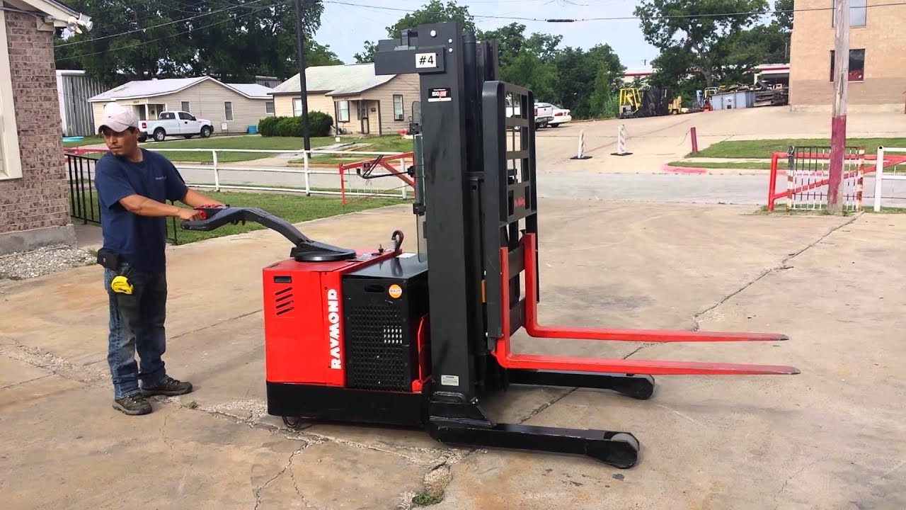RAYMOND WALKIE REACH MODEL RWR300 SN RWR 01 00279 (2) - YouTube