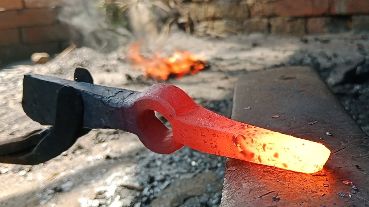 The blacksmith made a pickaxe from a piece of rod to dig soil - YouTube