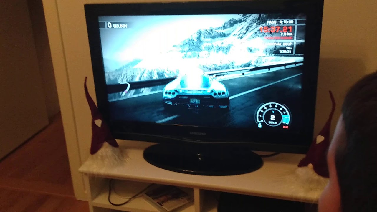 Linus playing PlayStation game - YouTube