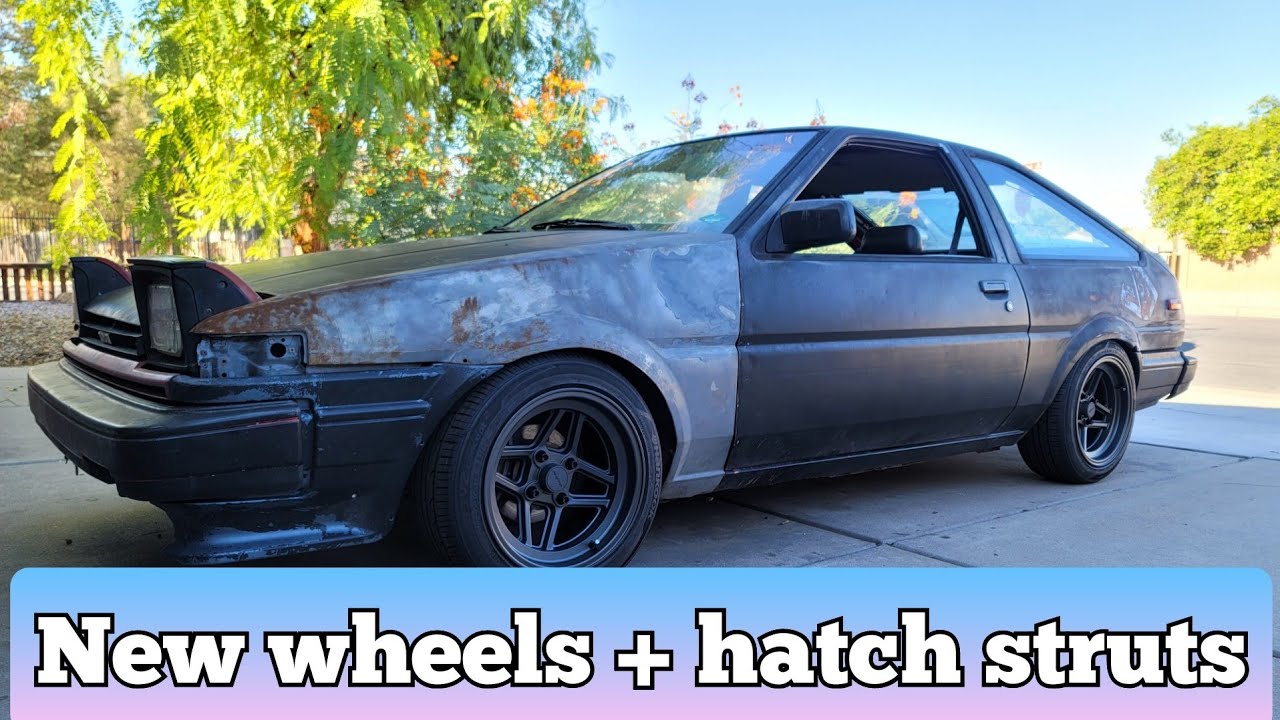 Changing hatch struts in the Ae86 gts - YouTube