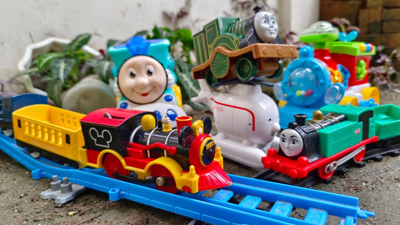 Mencari dan Merakit Kereta Api Mickey Mouse, Thomas and Friends - YouTube