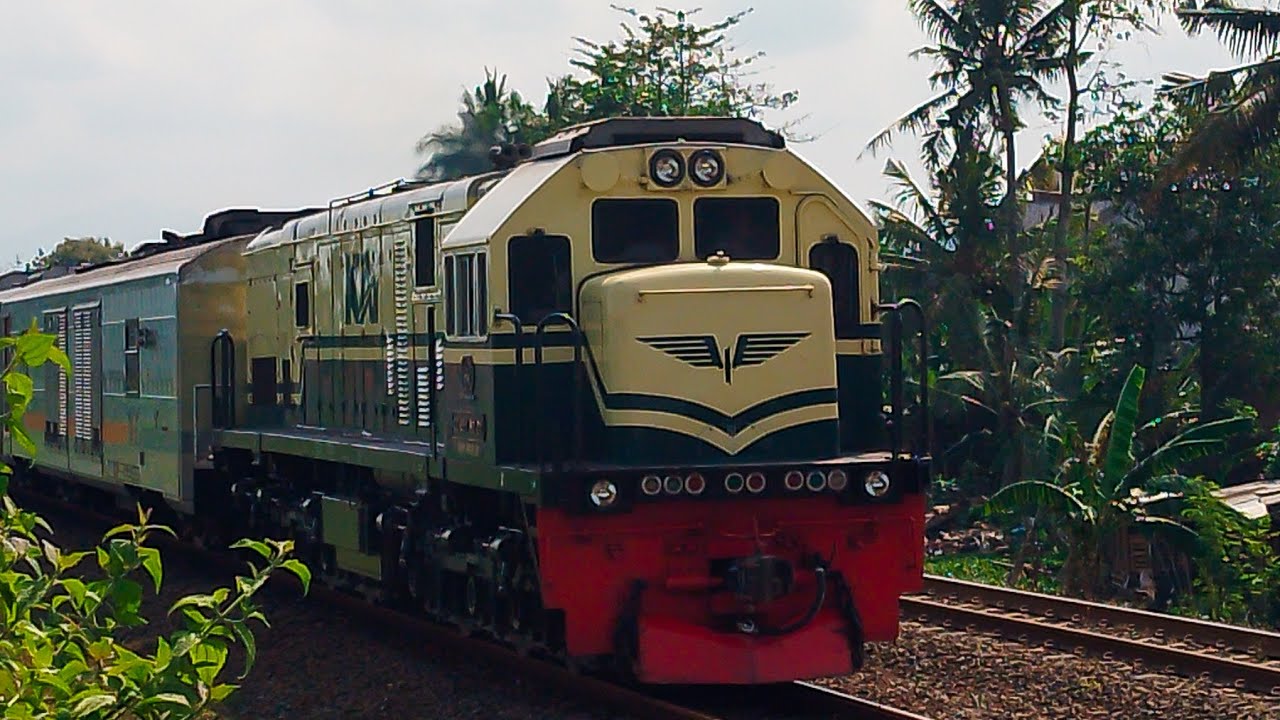 Kereta Api Fajar Utama Yogyakarta Mengunakan Lokomotif Livery PJKA ...