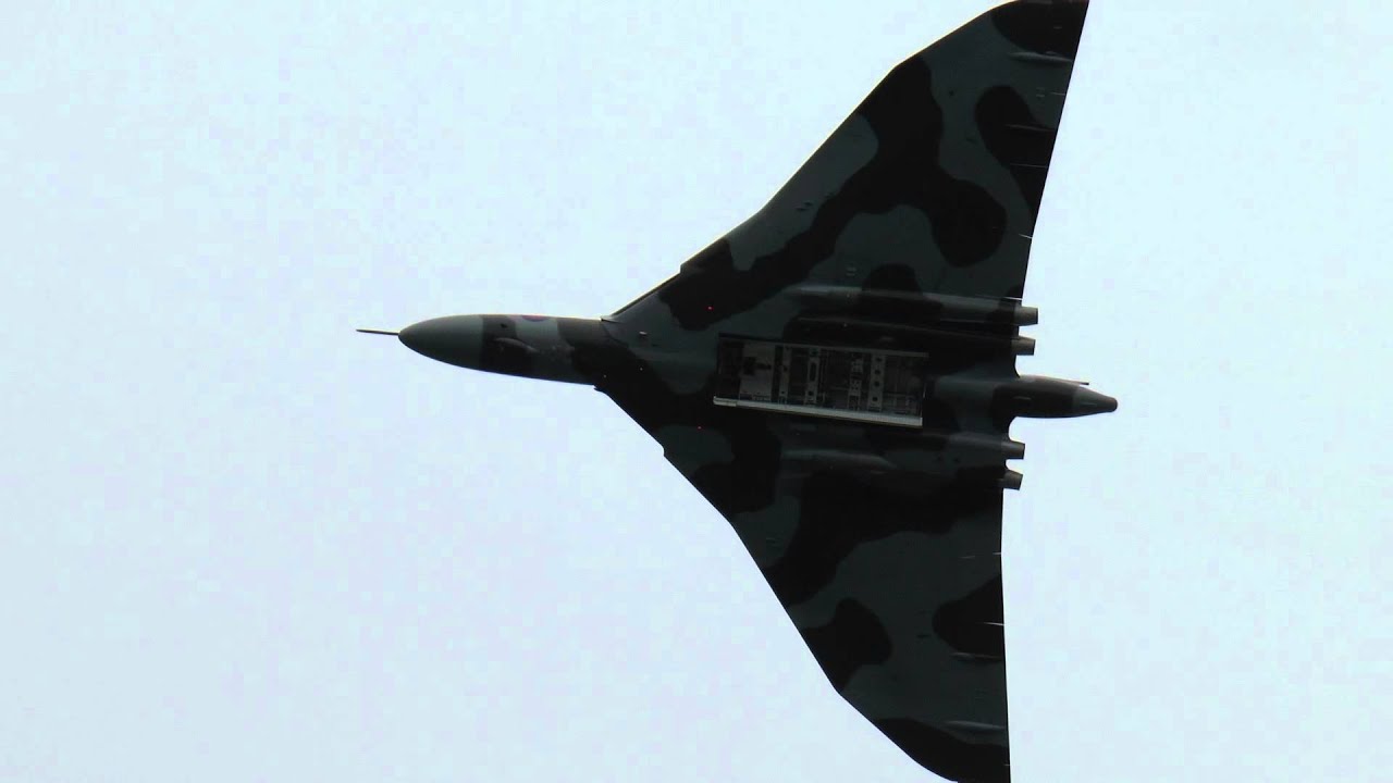 AVRO VULCAN XH558 COMPLETE DISPLAY DUNSFOLD SATURDAY 29 AUGUST 2015 ...