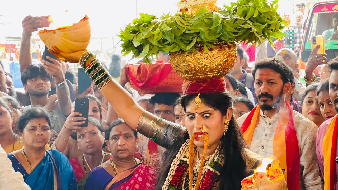 Nisha Kranti Bangaru Bonam Started MiryalaMandi Sri Mahakali Temple to ...