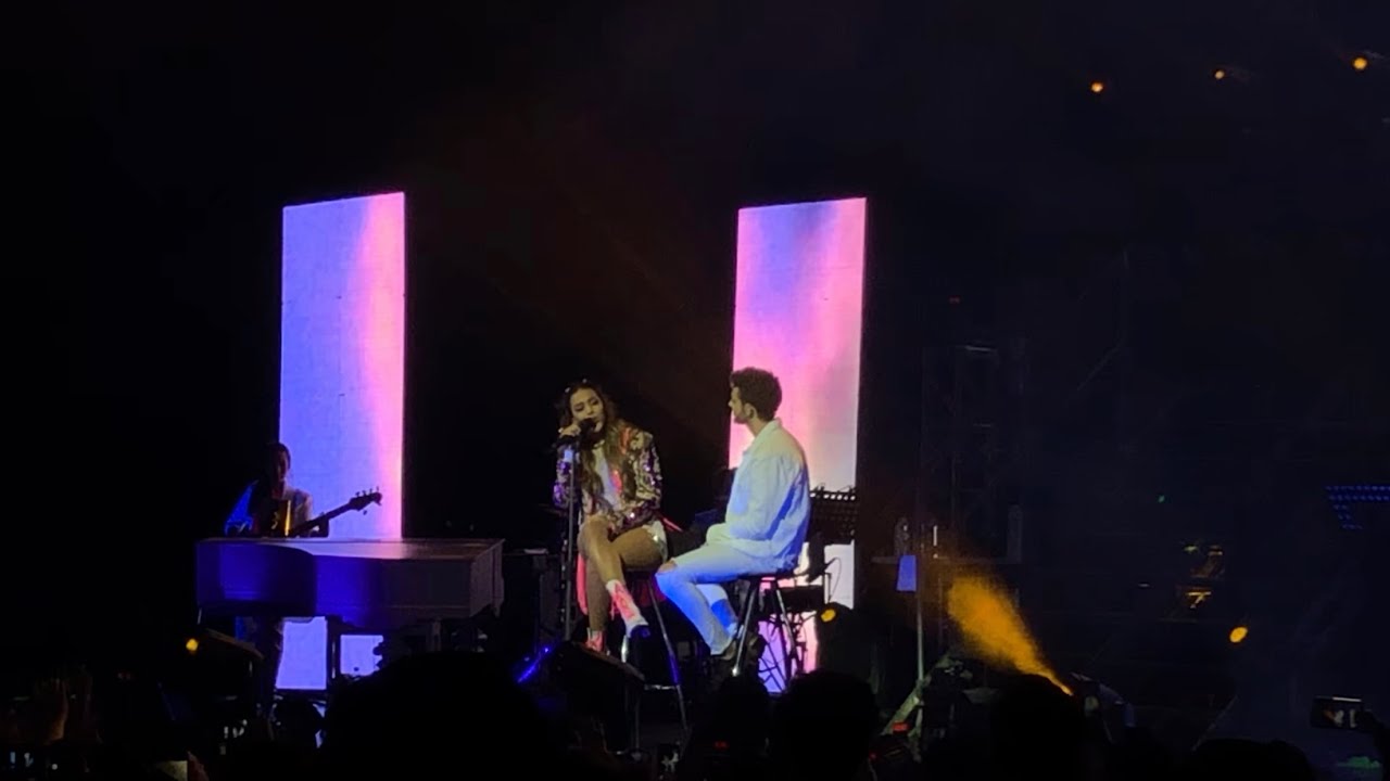 Danna Paola - Mala Fama Tour - No Es Cierto ft Ruggero - YouTube