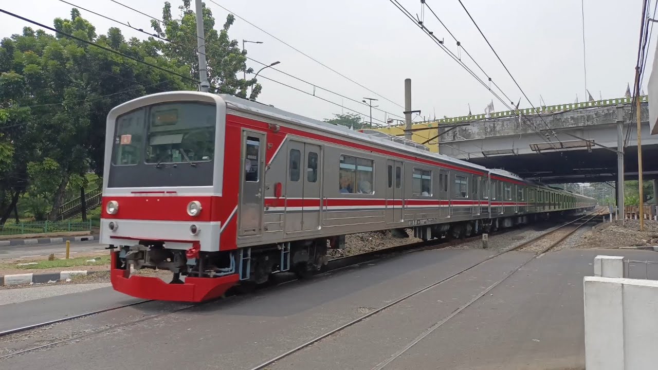 KERETA API COMMUTER LINE GERBONG BARU DI STASIUN PALMERAH MASIH ...