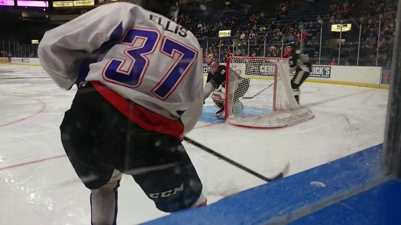 Youngstown Phantoms #20 Curtis Hall scores a PP goal 12/27/16 vs ...