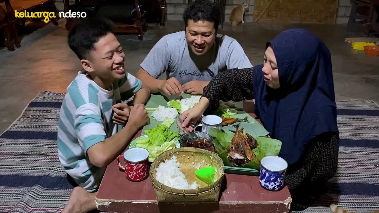 nikmat nya masak dan makan bersama keluarga, ikan bakar,sambel kecap , masakan desa - YouTube