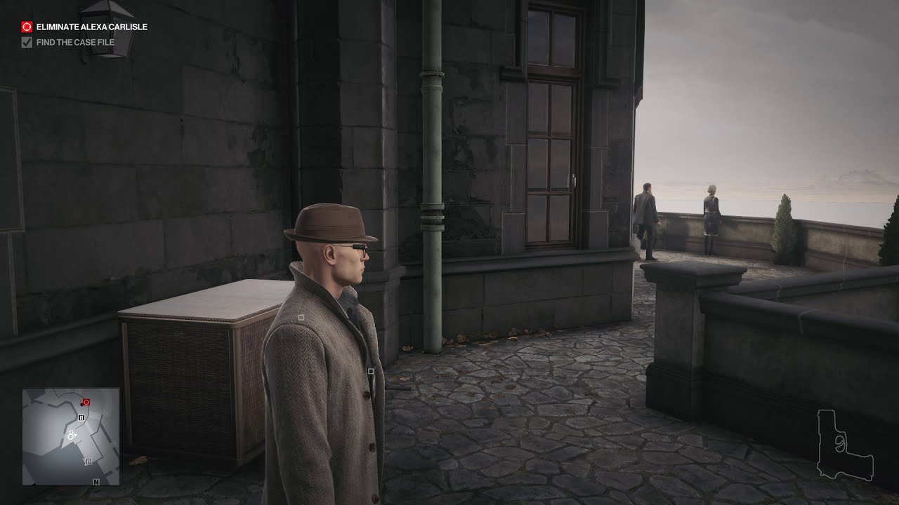 Hitman 3 Death in the Family - Guard watches by as Alexa Carlisle jumps ...