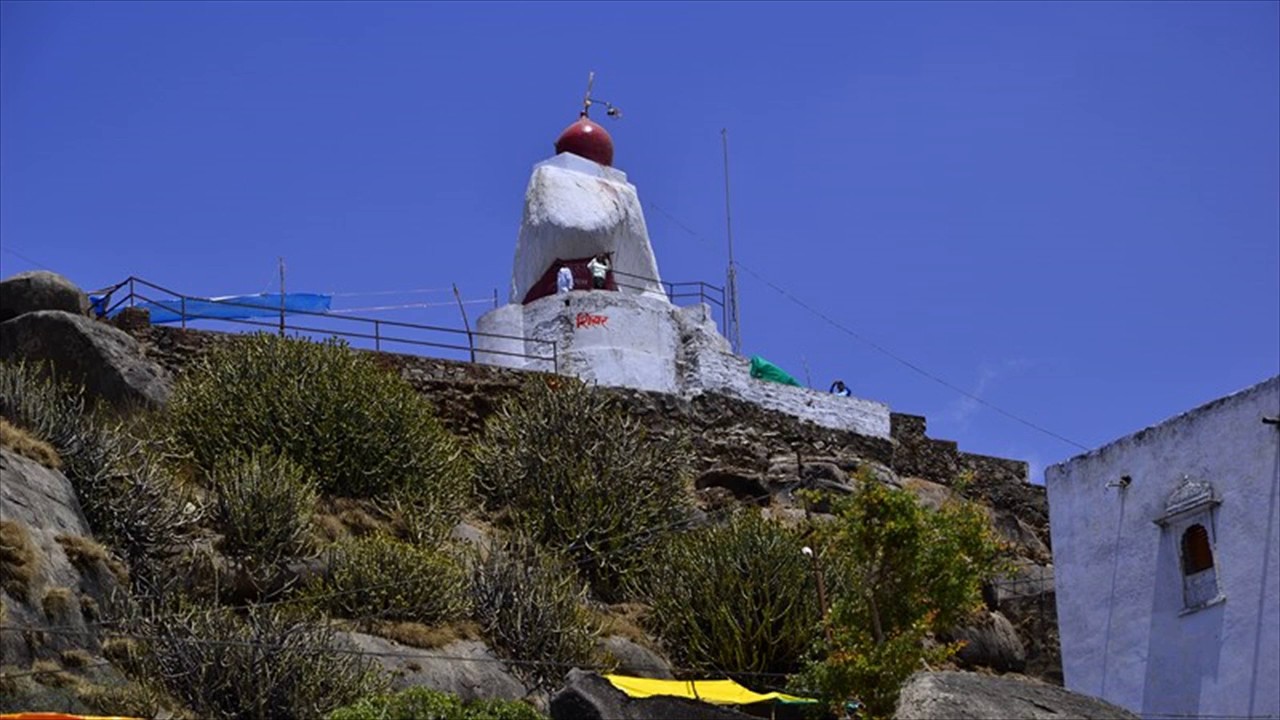 Guru Shikhar, Mount Abu, Rajasthan, India - YouTube
