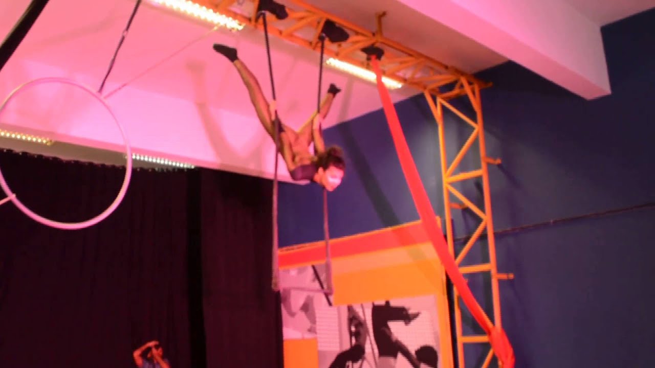 Trapézio Fixo - Acrobacia Aérea - Circo. Aerial Acrobatics Trapeze ...