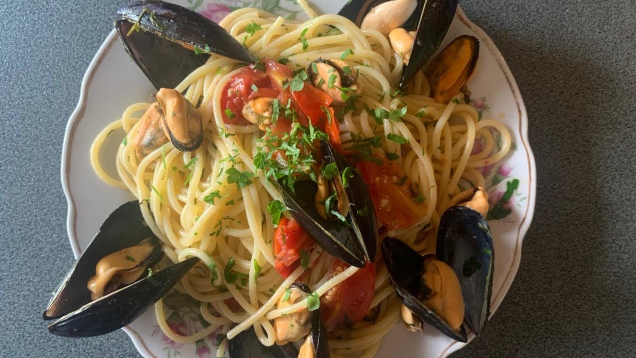 Si të gatuani makarona me midhje,recetë që do ta pëlqejnë të gjithë ...