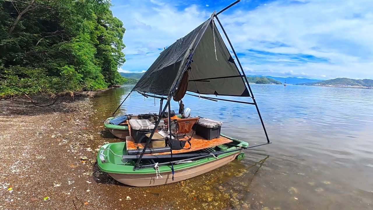 I tried living on the sea in a calm bay surrounded by small islands ...