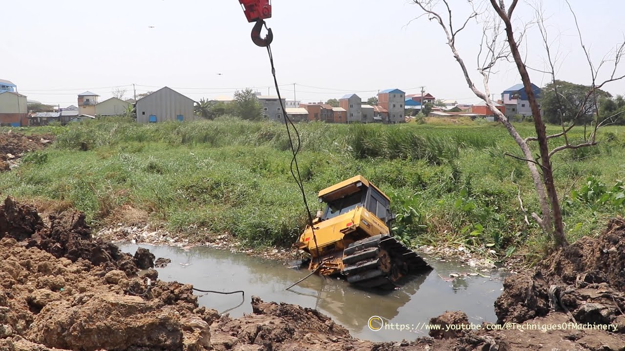 អាប៉ុលធ្លាក់លិចក្នុងទឹក Incredible Big Dozer Stuck Fall Sink Underwater ...