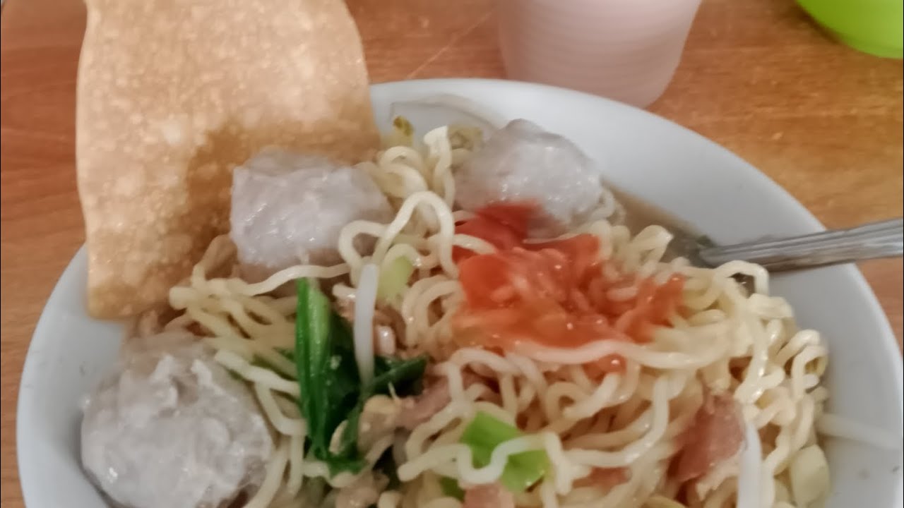 Belanja, sekalian makan bakso hujan hujan - YouTube