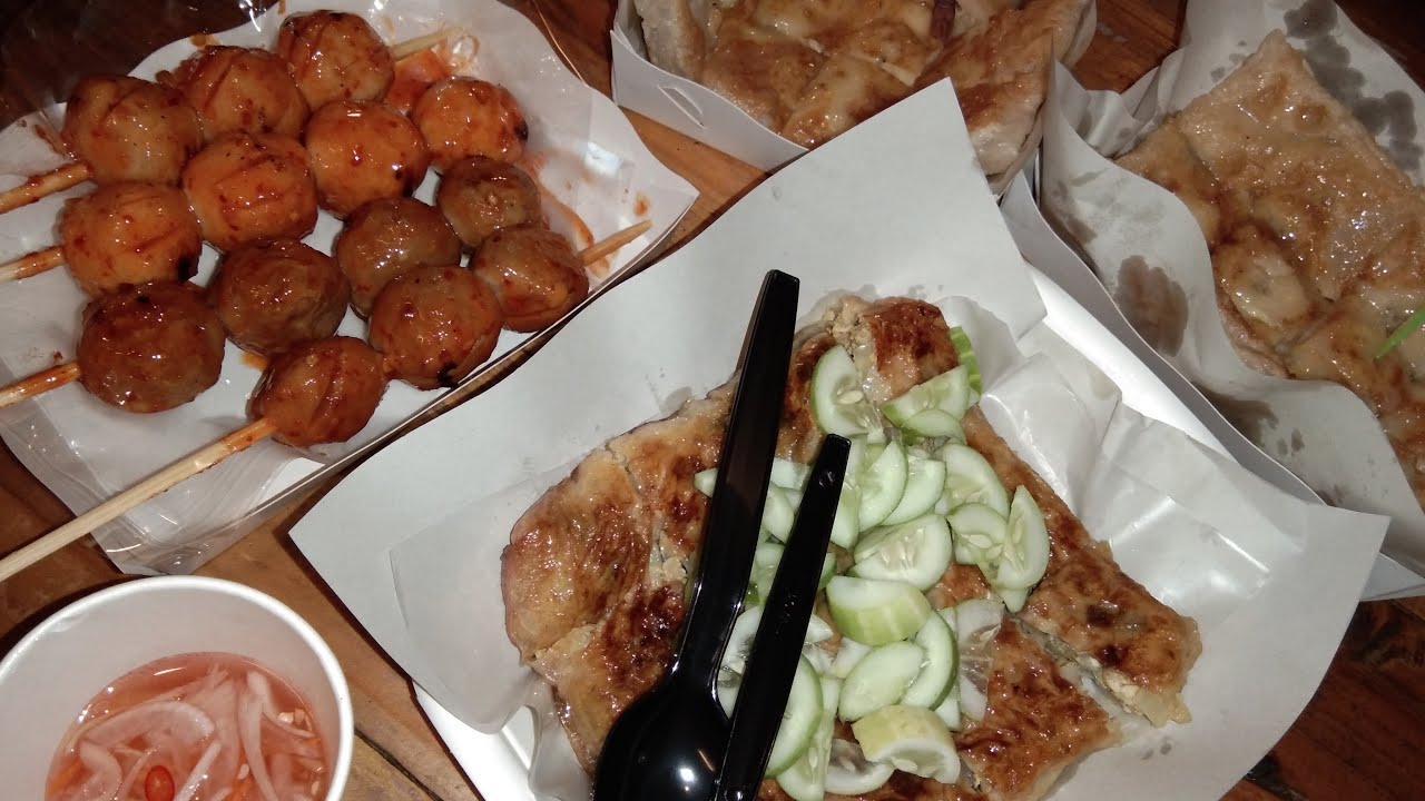 Halal Food in Srinagarindra Train Night Market or Talad Rod Fai Night ...