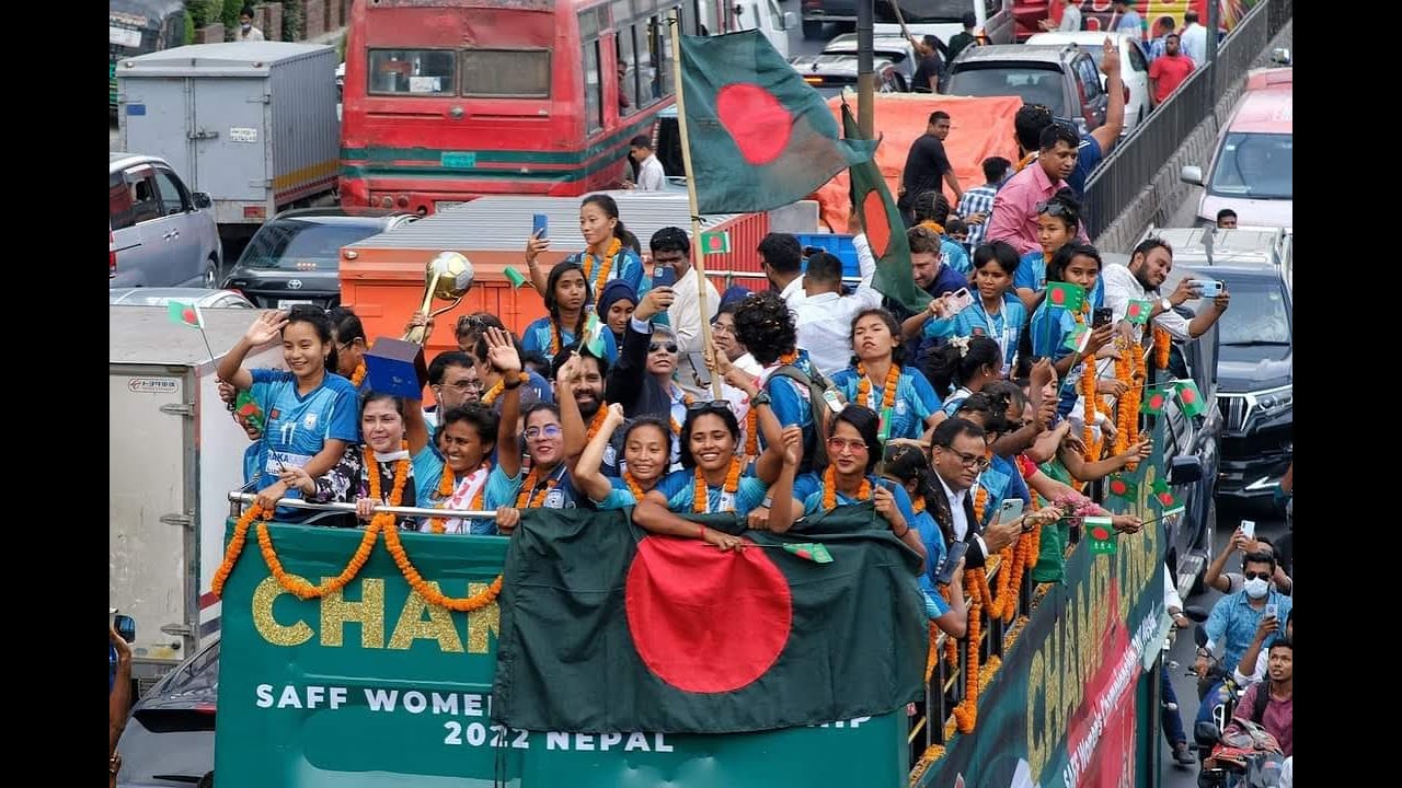 খোলা বাসে যেভাবে অভিনন্দিত হলো বাংলার বাঘিনীরা | SAAF Champion ...