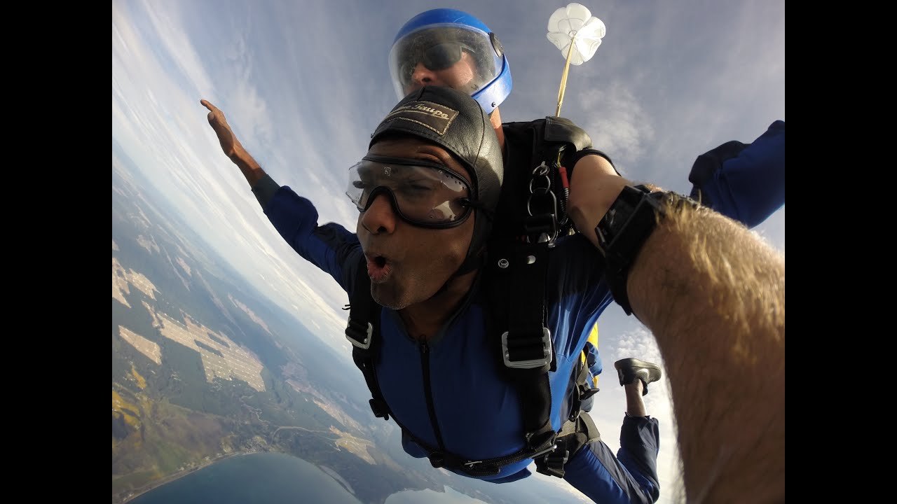Free falling from 12 000 feet at 200 km/h. That's AWESOME ! - YouTube