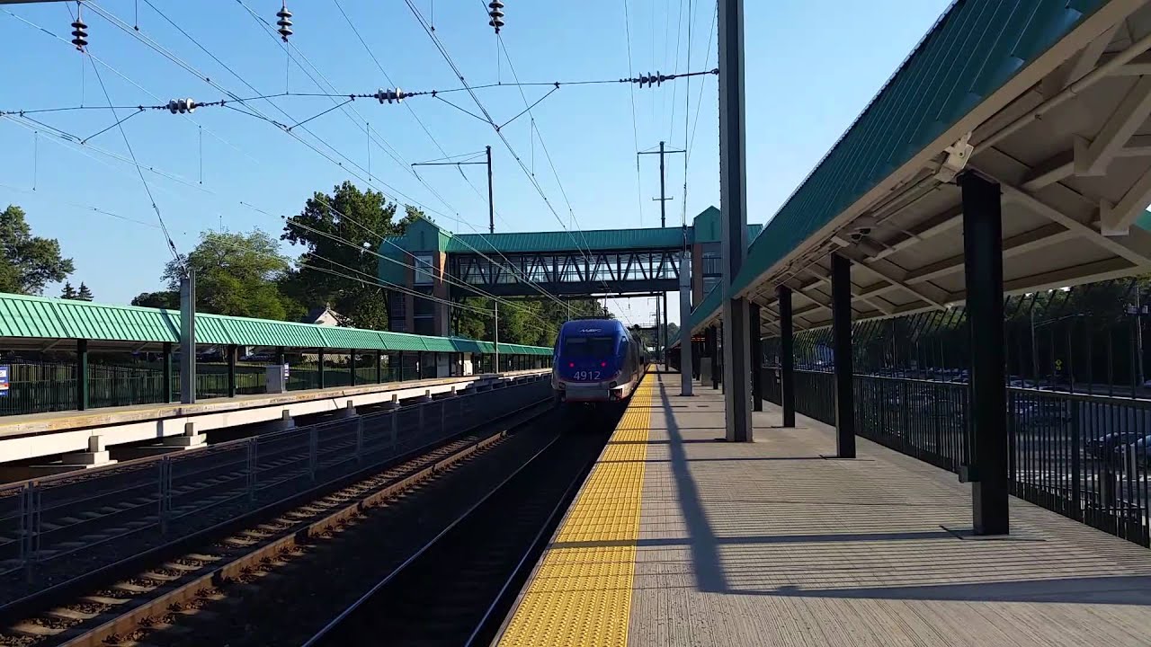 MARC 4912 HHP-8 leaving Halethorpe station - YouTube