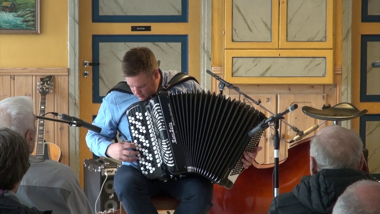 Jo Fredrik Øiamo spiller Vals Briliante av Trygve Berg. - YouTube