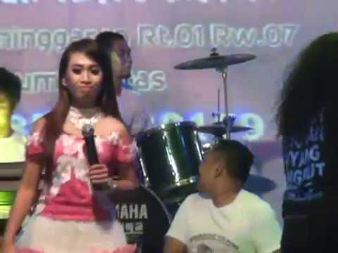artis dangdut cantik ini senang di sawer