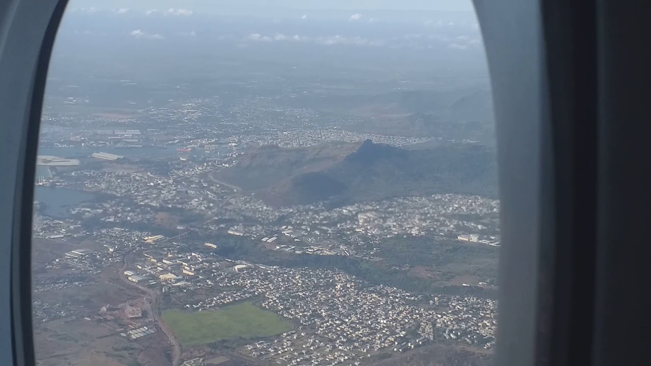 Emirates vol EK702 arrivée a l'aéroport de Plaisance Maurice - YouTube