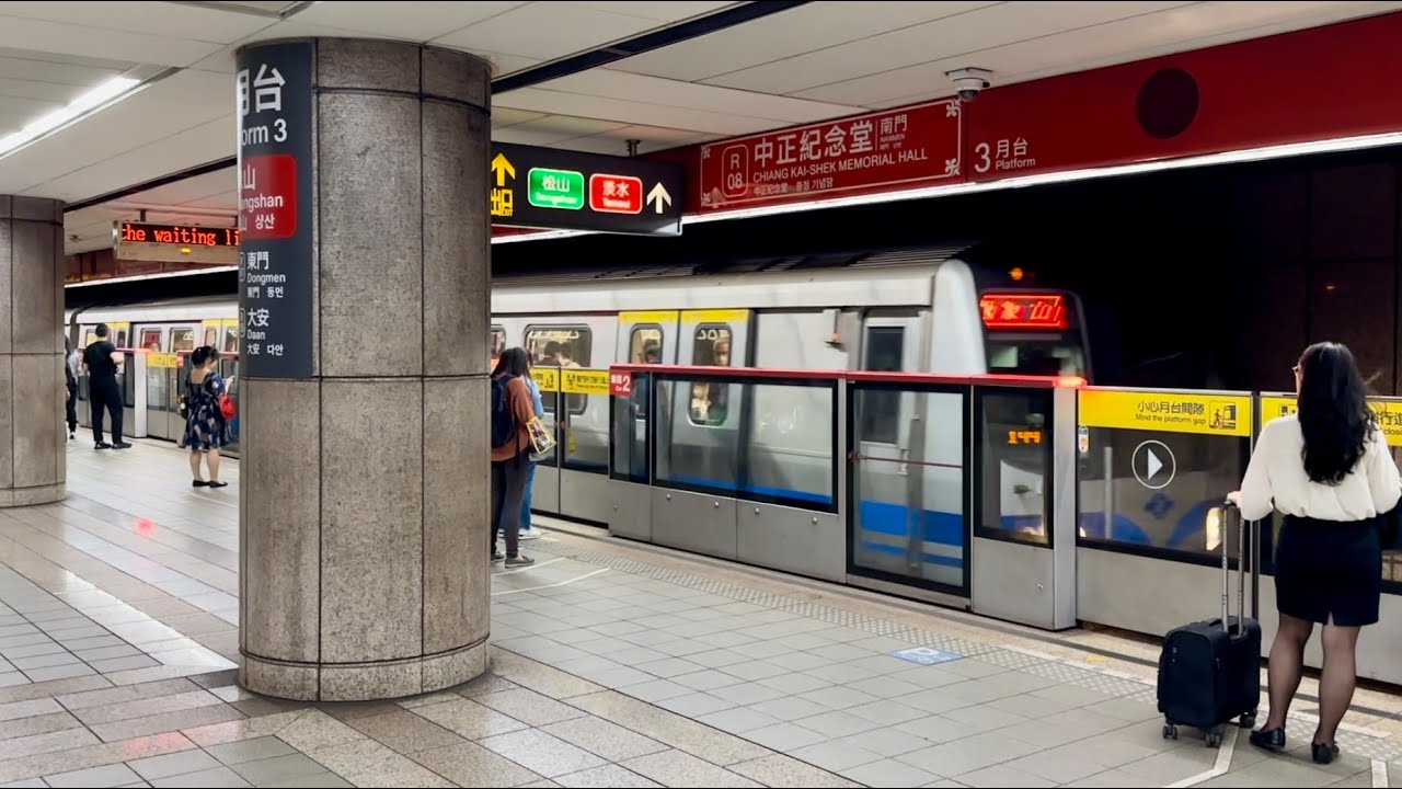 台北捷運 淡水信義線 C381型電聯車 中正紀念堂進站 - YouTube