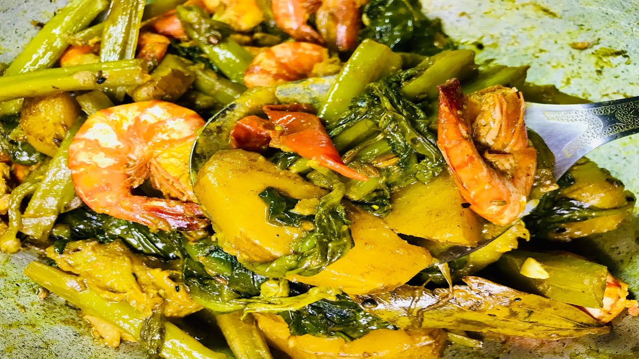 Bengali Famous Traditional Recipe Chingri Mach Diye Pui Saag Torkari ...