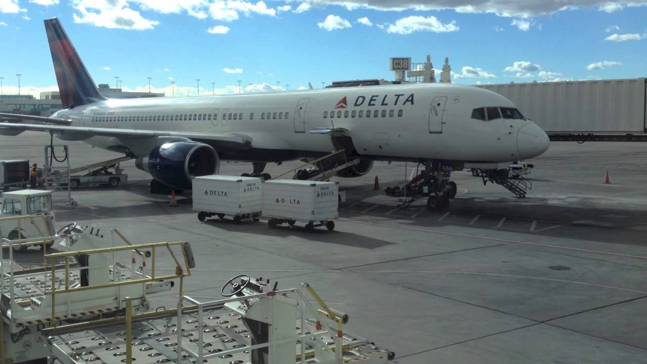 Delta Airlines Boeing 757-200 taxi into gate - YouTube