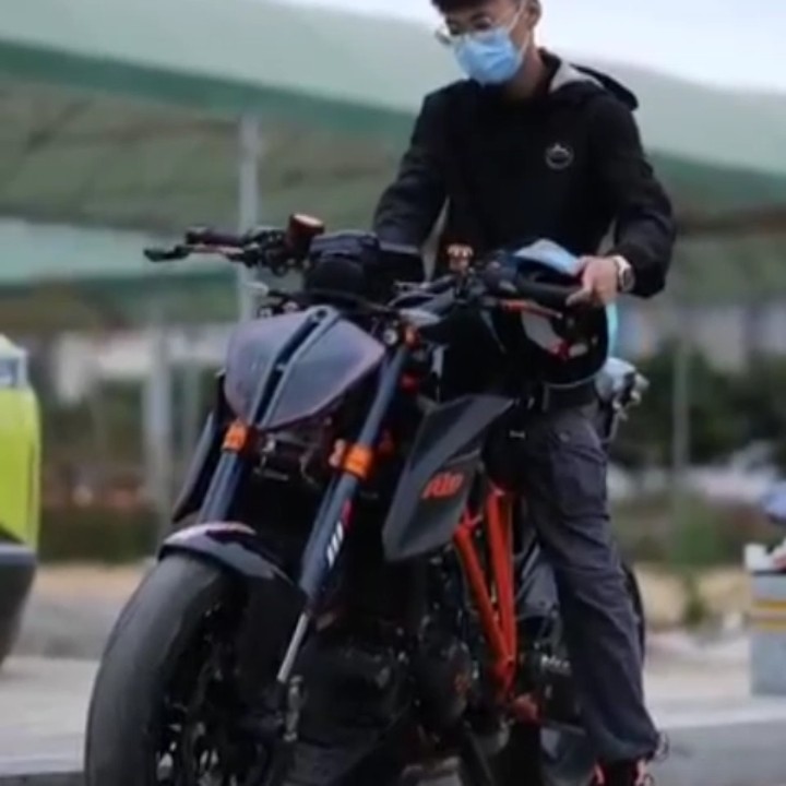 KTM Duke 390 vs R15 v4 - YouTube