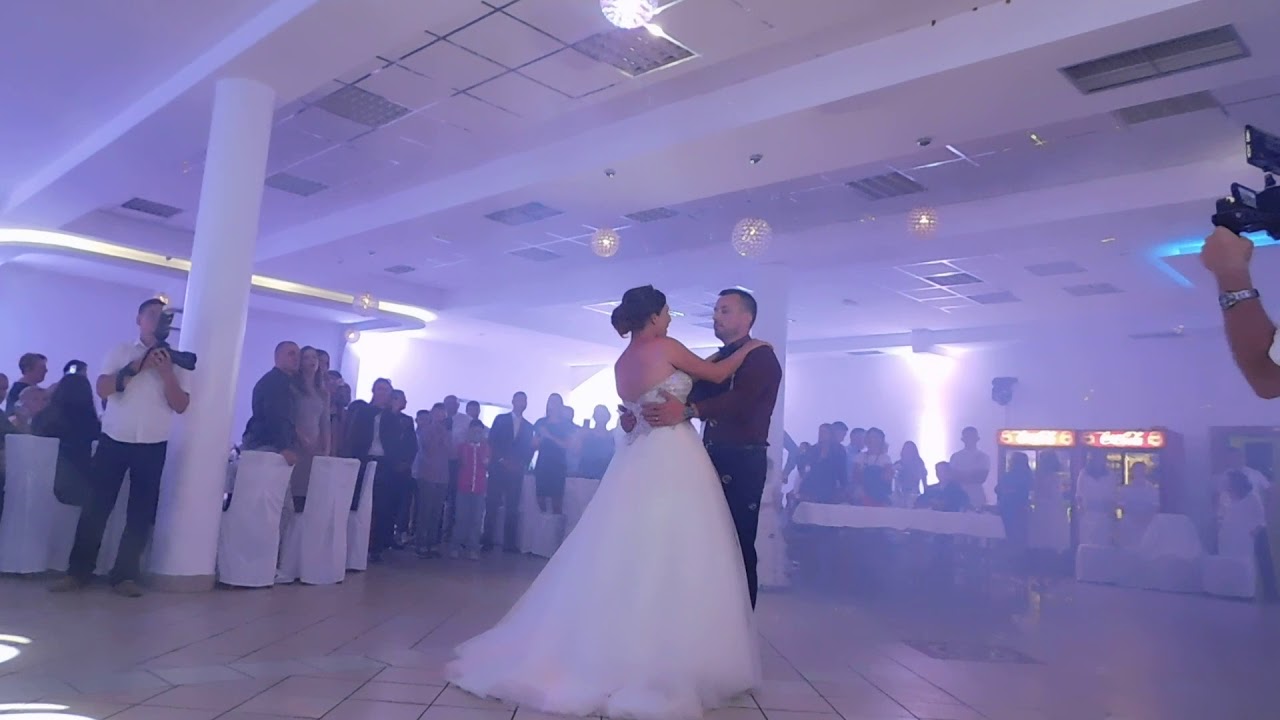 Petra i Kristijan, prvi ples - YouTube