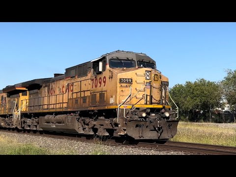 UP AC44CW leads unit train with DPU’s | San Antonio, TX - YouTube