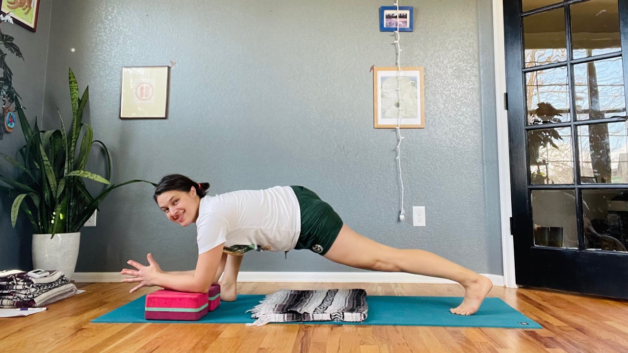 Yoga Mini: Lizard Pose - YouTube