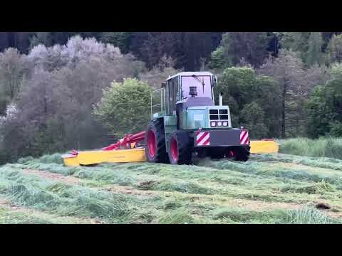 Steyr 8320 in Fendt grün mit Pöttinger X8 beim Mähen - YouTube