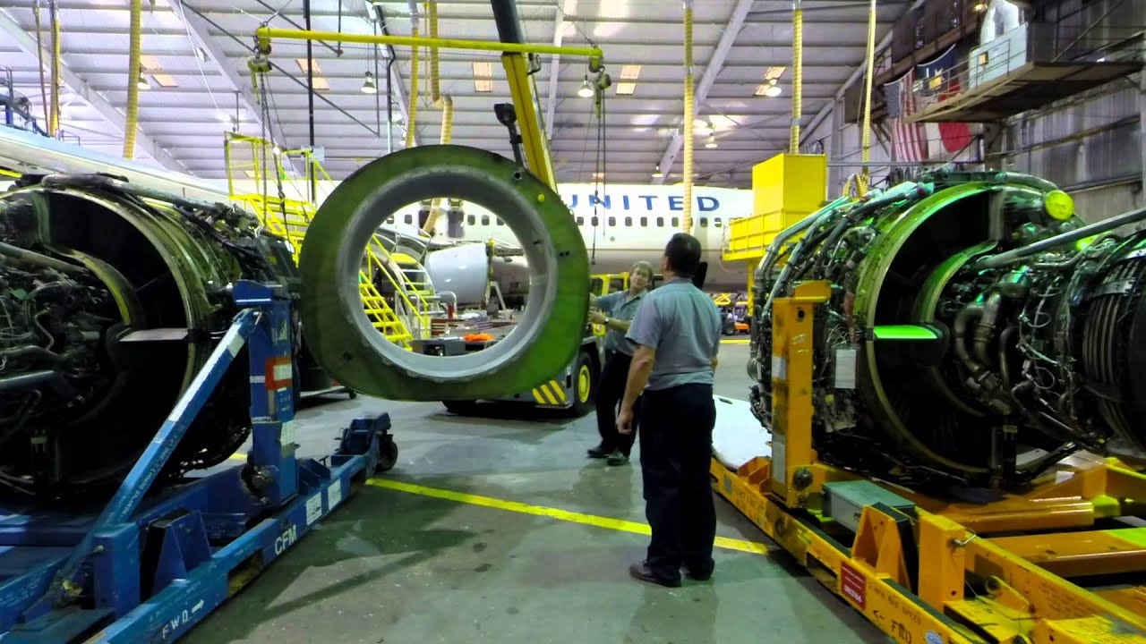 B737 Engine Change - YouTube