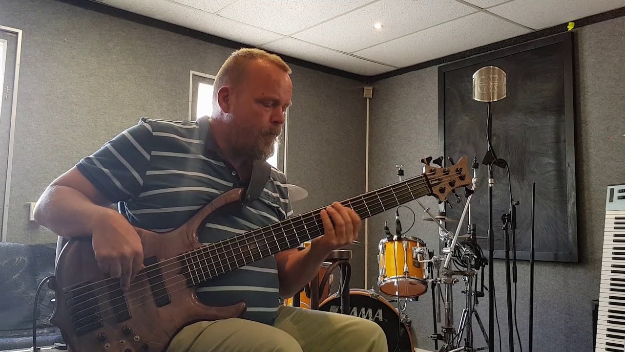 Let Me Entertain You (Robbie Williams) - Bass cover by Robert Homan ...