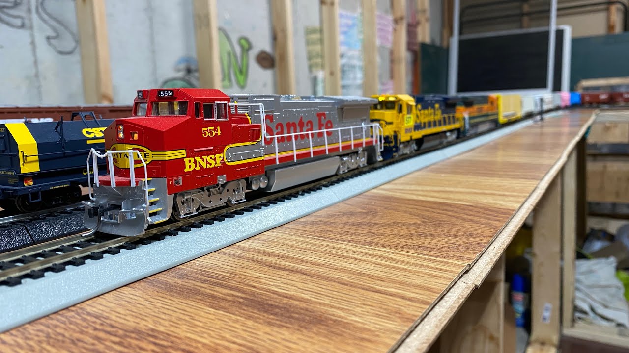 BNSF Dash 8 Trio leading a Local lead by BNSF 554 (HO Scale) - YouTube