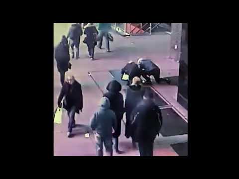 В Нью-Йорке парень делал предложение и уронил кольцо в канализацию – влюбленным помогла полиция