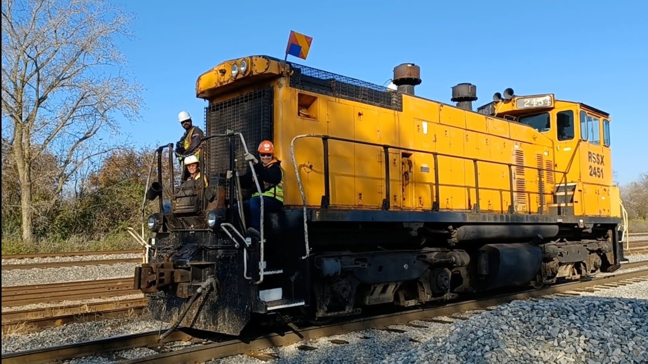 Classic Yellow Switcher again with some CSX in Dayton - YouTube