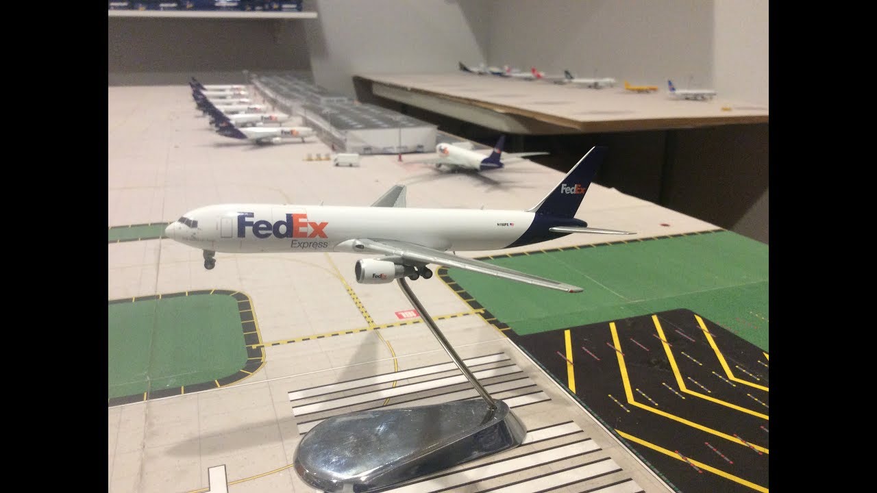 1:400 LAX model airport-1am to 4:45am operations - YouTube