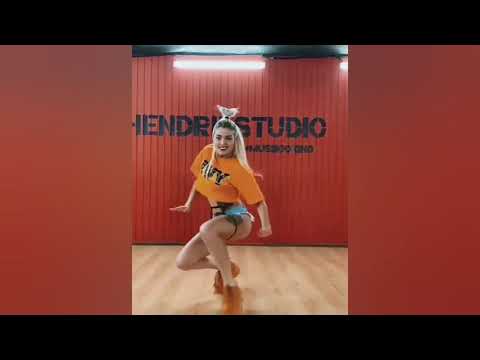 Hot Sexy White Blond Twerk