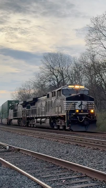 NS 4780 AC44C6M leads a late NS 28X through Piscataway with a Nice RL K5LA! - YouTube