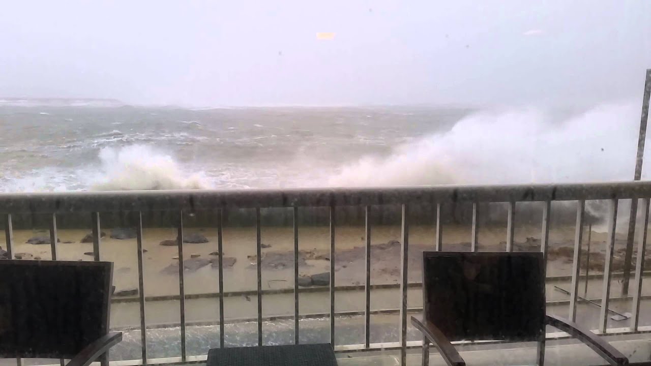 Angry sea during blizzard - YouTube