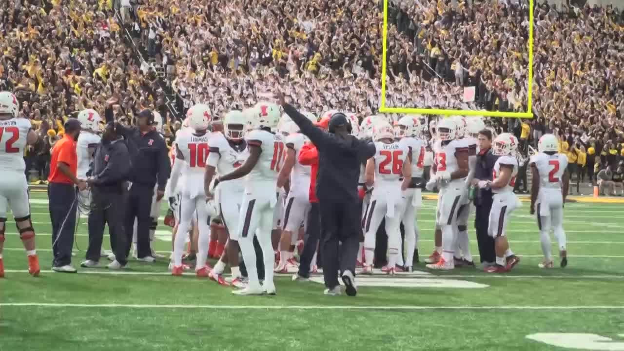 Illinois Football Participates in Iowa's Children's Hospital Wave - YouTube