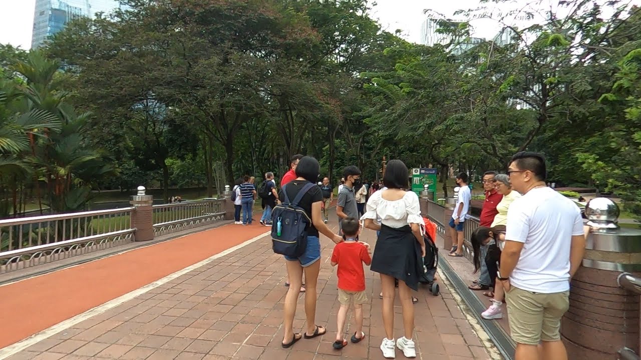 A Soothing Walk on the Weekend in KLCC Park 🌳🌈 Kuala Lumpur KL Malaysia ...