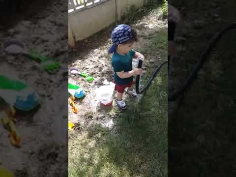 Çamur ve su ile doyasıya oynamak (eğlenceli çocuk videosu )🤷‍♂️🙆‍♂️👶🕺👏🦆🐸🌳🍀