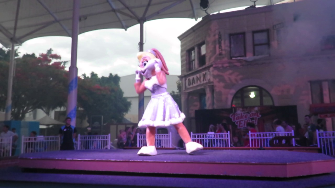 Lola Singing at Movieworld's white christmas - YouTube