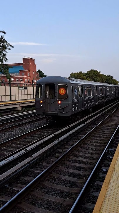 Brighton Beach Bound R68A B express train at Avenue J - YouTube